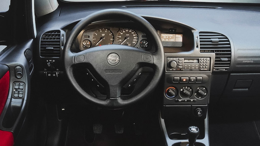 Opel Zafira și-a sărbătorit premiera mondială în urmă cu 25 de ani